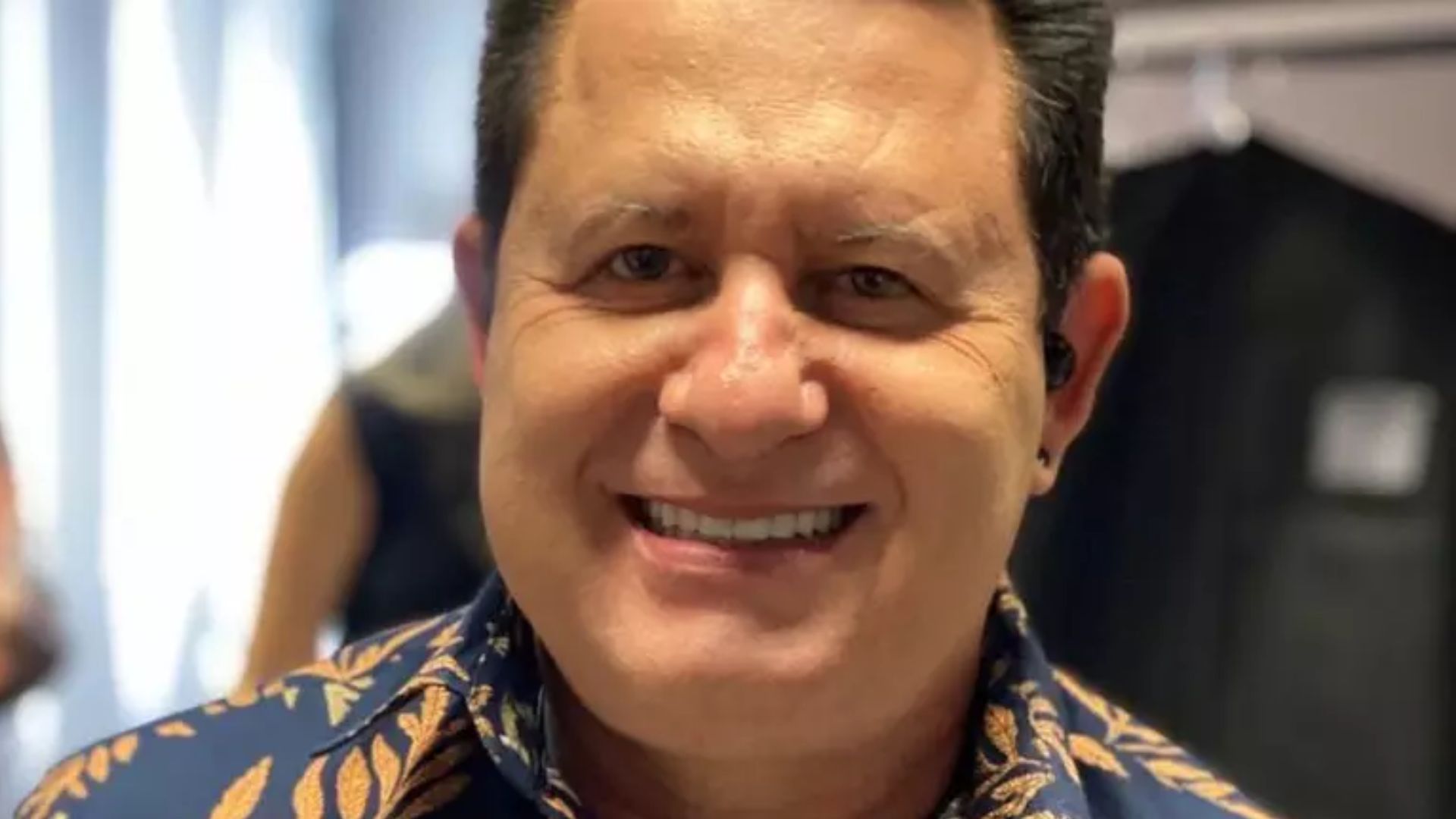 Marrone recebe alta hospitalar após sofrer queda em show