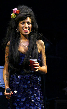 Amy Winehouse contrata personal trainer...