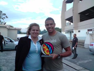 Ronaldo ganha obra de Romero Britto