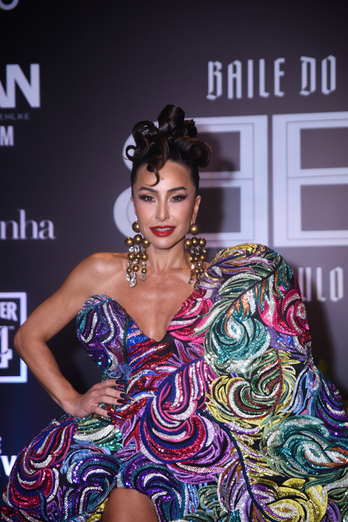 Sabrina Sato esbanja beleza e elegância com look colorido em baile de ...