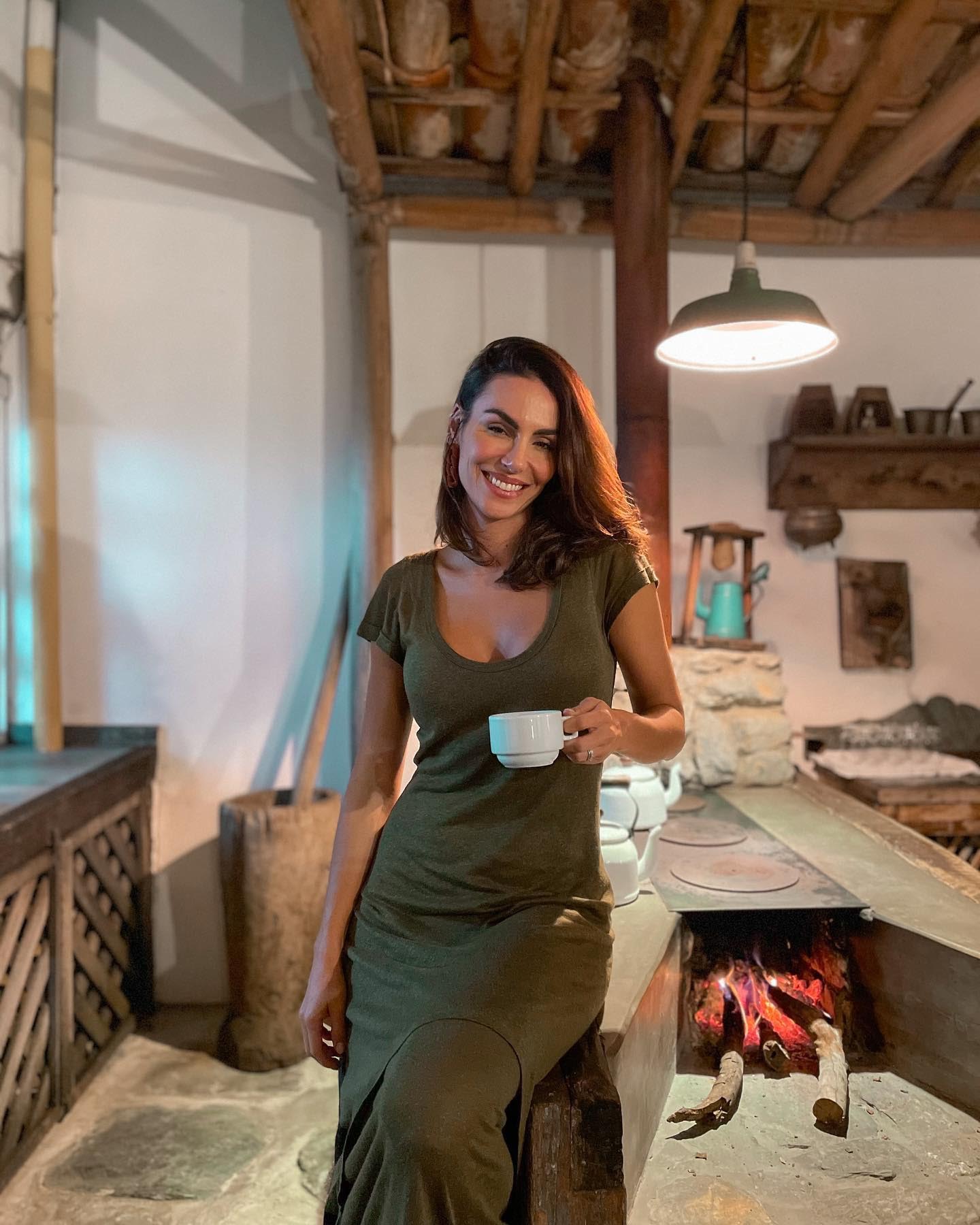 Mel Fronckowiak conta sobre ser apresentadora e a família - CARAS Brasil