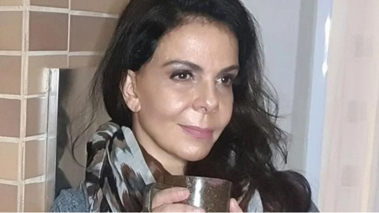 Aos 58 anos, Sula Miranda tira onda na praia e boa forma chama atenção ...