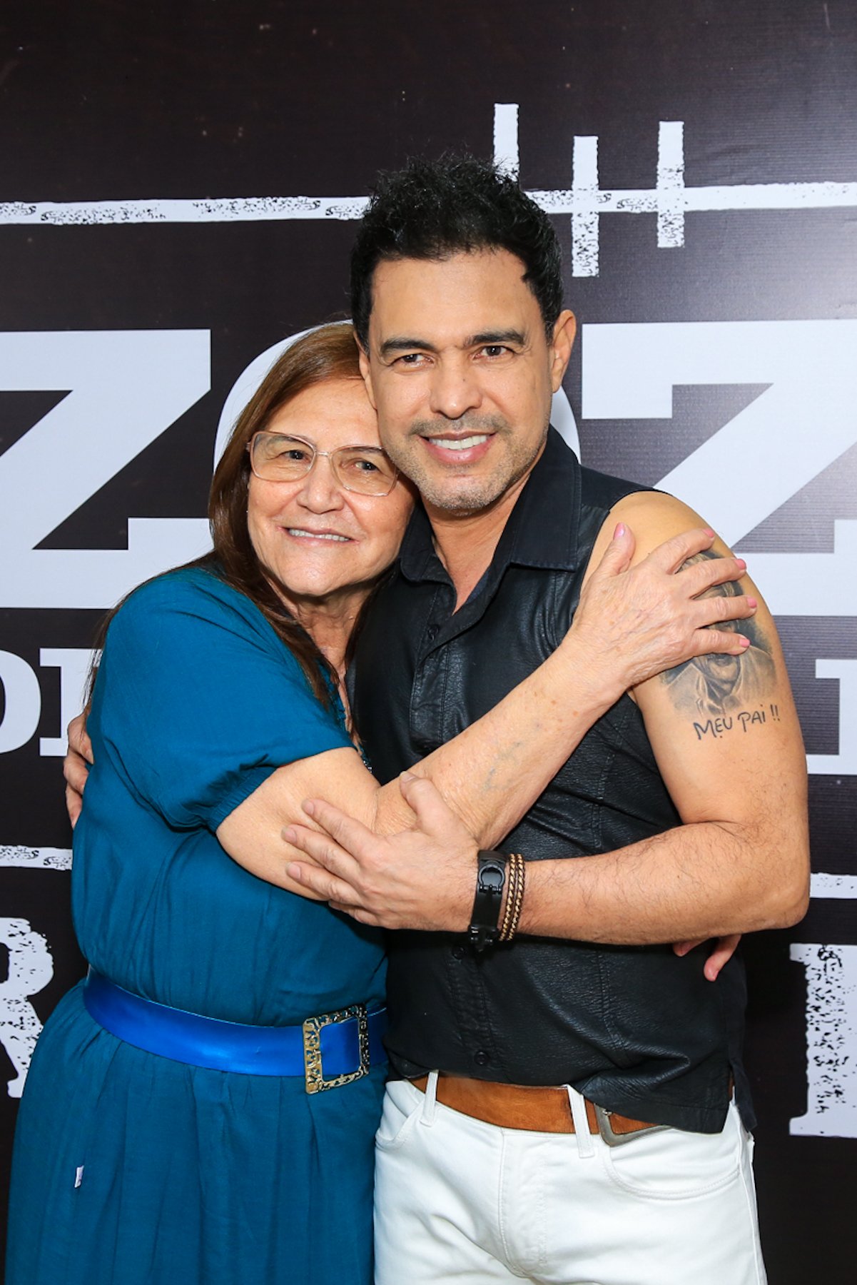 Zezé Di Camargo posa ao lado da mãe em clique raro durante bastidores ...