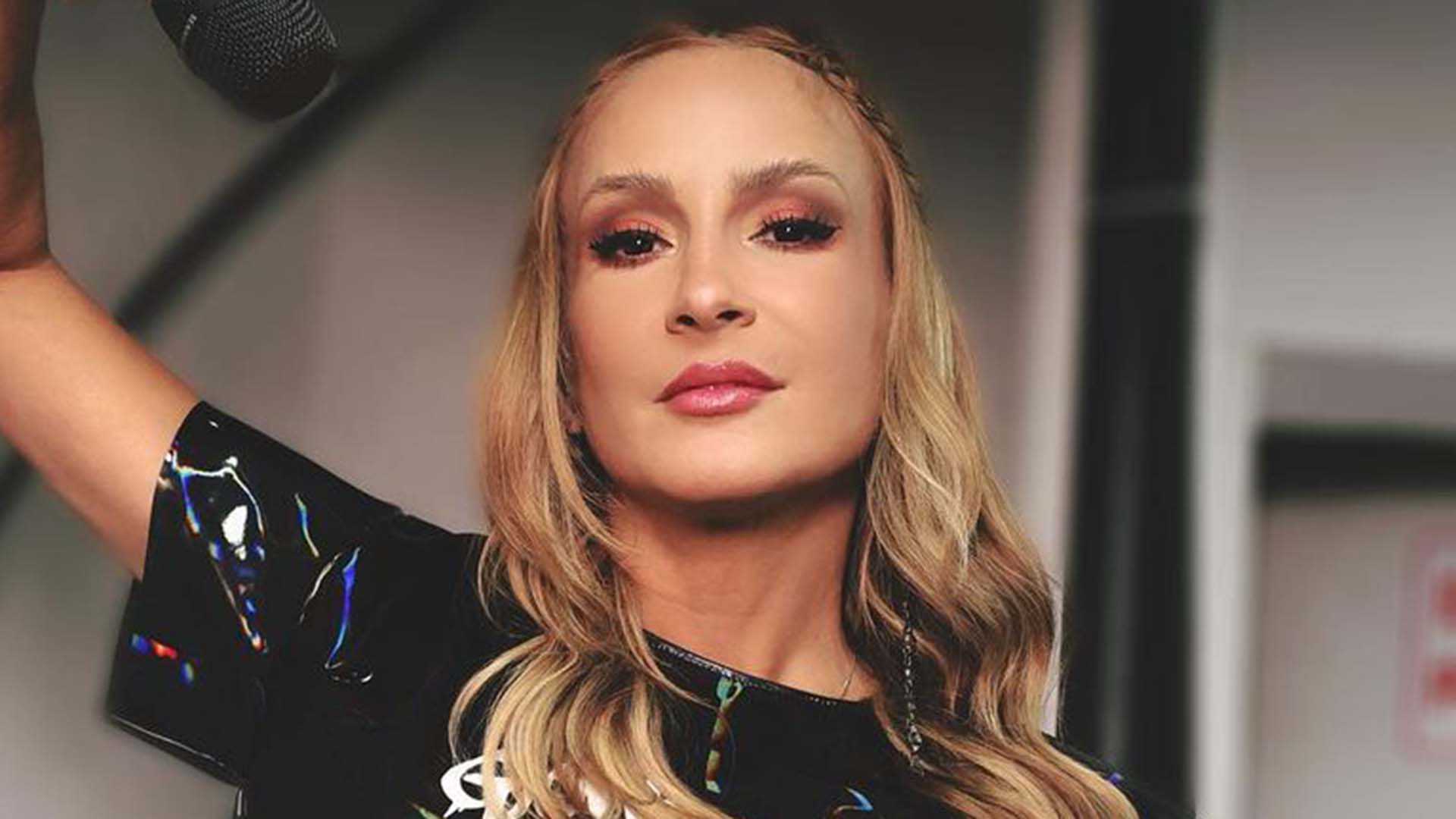 Claudia Leitte explica a presença de abajur polêmico em sua casa ...