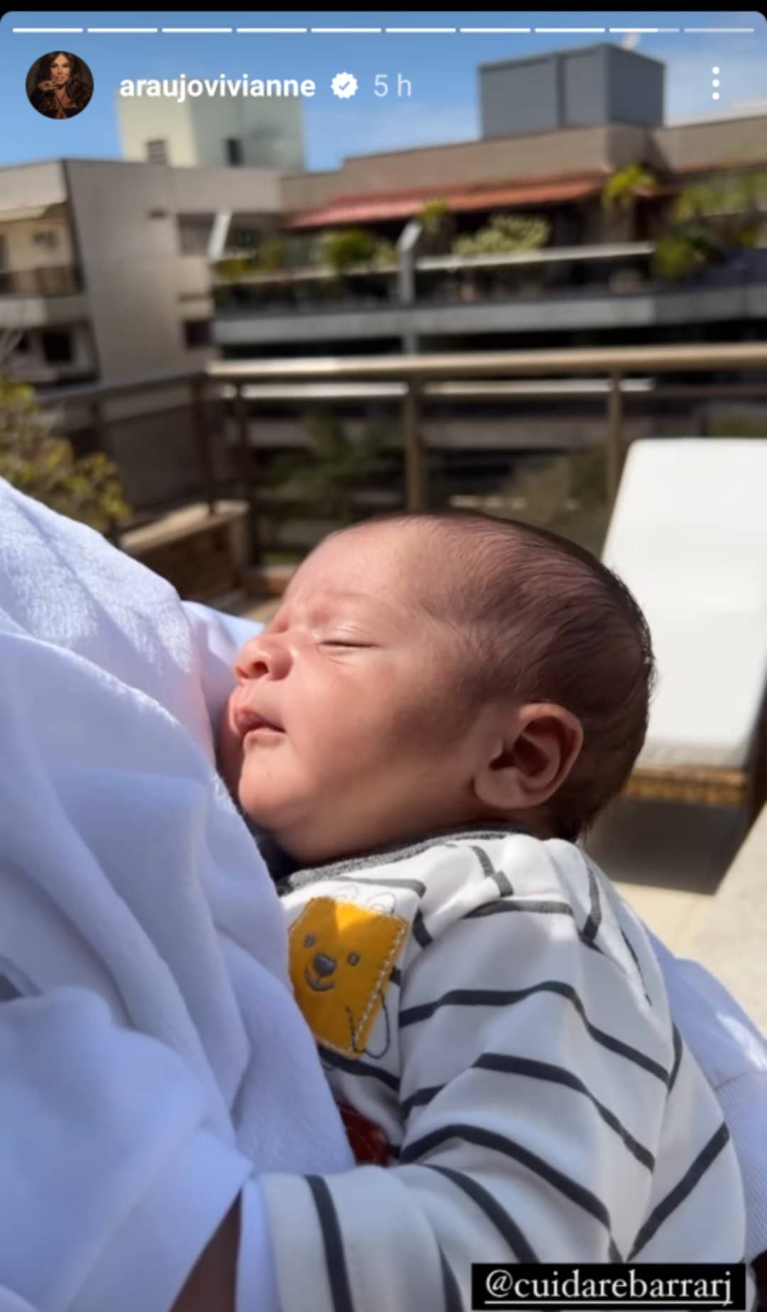 Filho de Viviane Araújo surge acordado tomando sol e encanta: ''Que ...