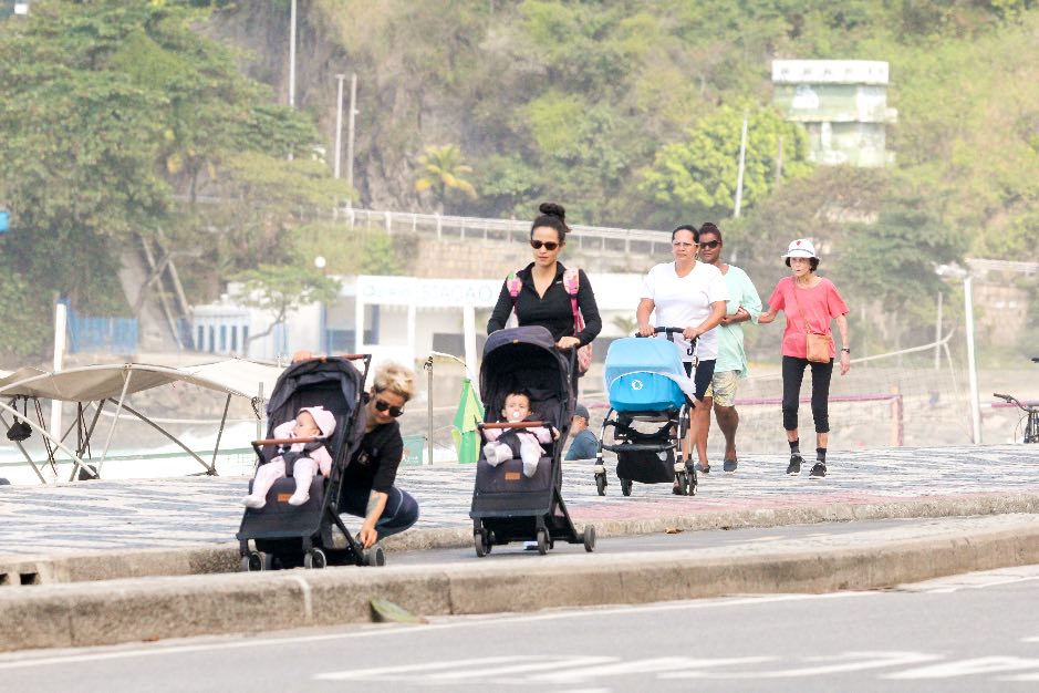 Nanda Costa e Lan Lanh correm em praia do Rio de Janeiro com as filhas ...