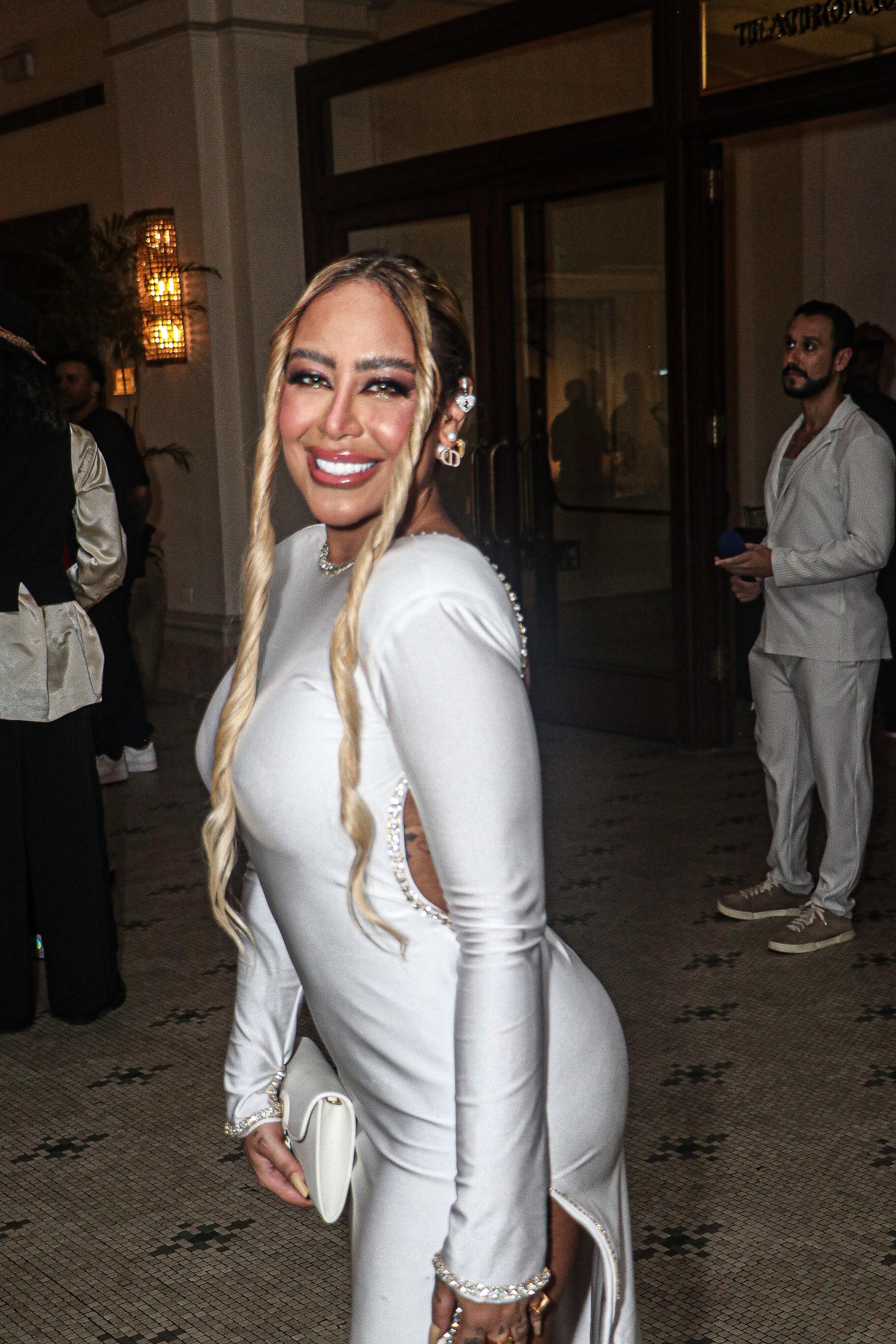 Irmã de Neymar Jr, Rafaella Santos arrasa com vestido branco justíssimo ...