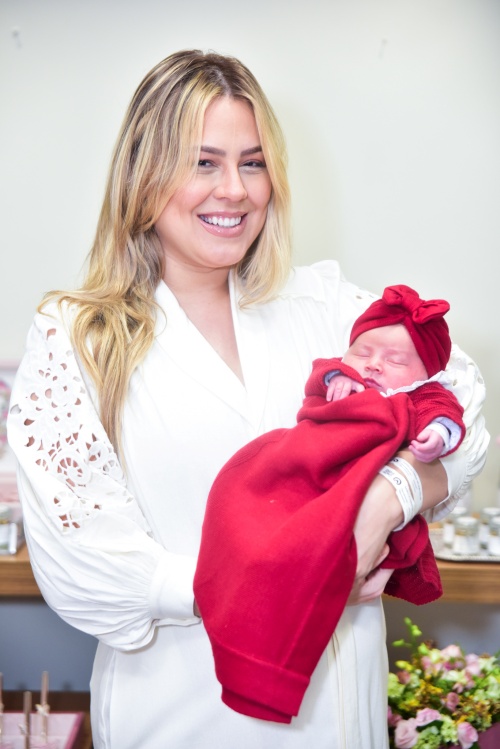 Ex-BBB Isabella Cecchi deixa a maternidade com a filha, Beatriz - CARAS ...