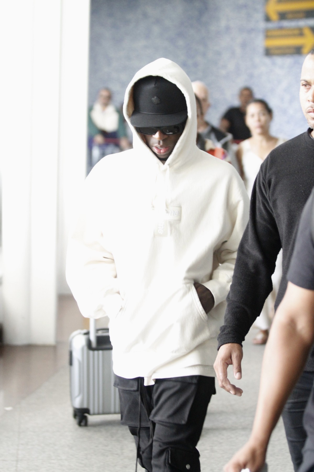 Vini Jr embarca disfarçado em aeroporto do Rio de Janeiro após curtir ...