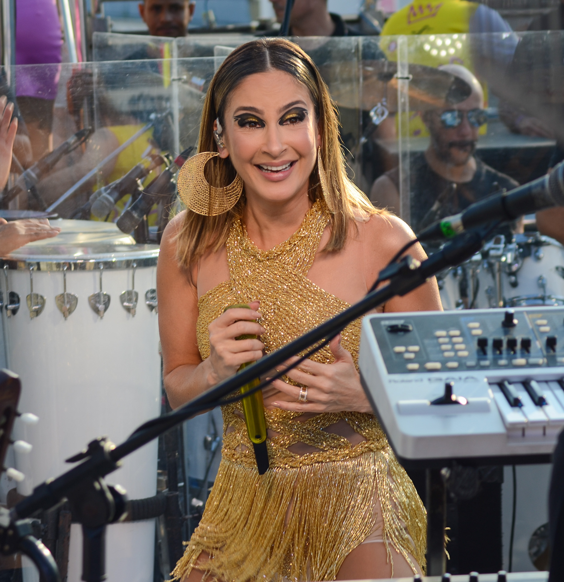 Com look dourado, Claudia Leitte agita multidão em micareta na cidade ...