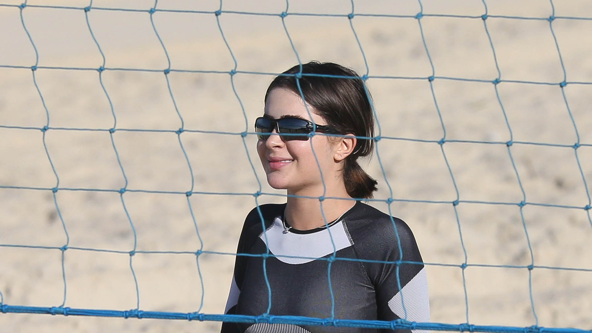 De cropped, Jade Picon treina na areia da praia no Rio de Janeiro ...