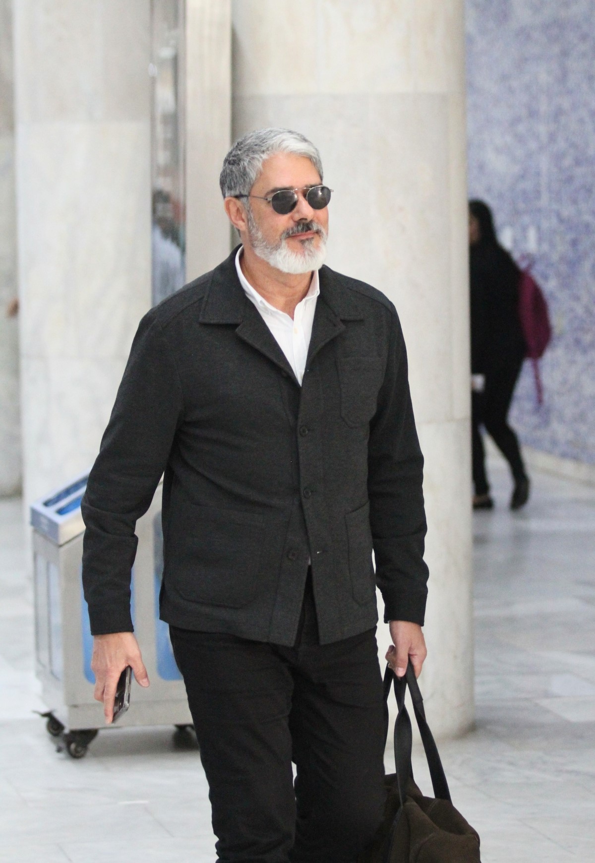 Discreto, William Bonner dá show de elegância em rara aparição em ...