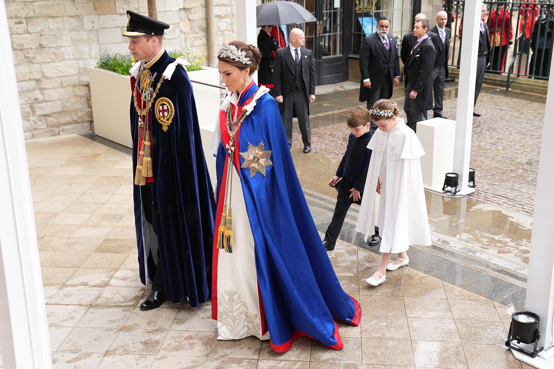 Príncipe William dá beijo carinhoso no pai, o Rei Charles III, durante ...