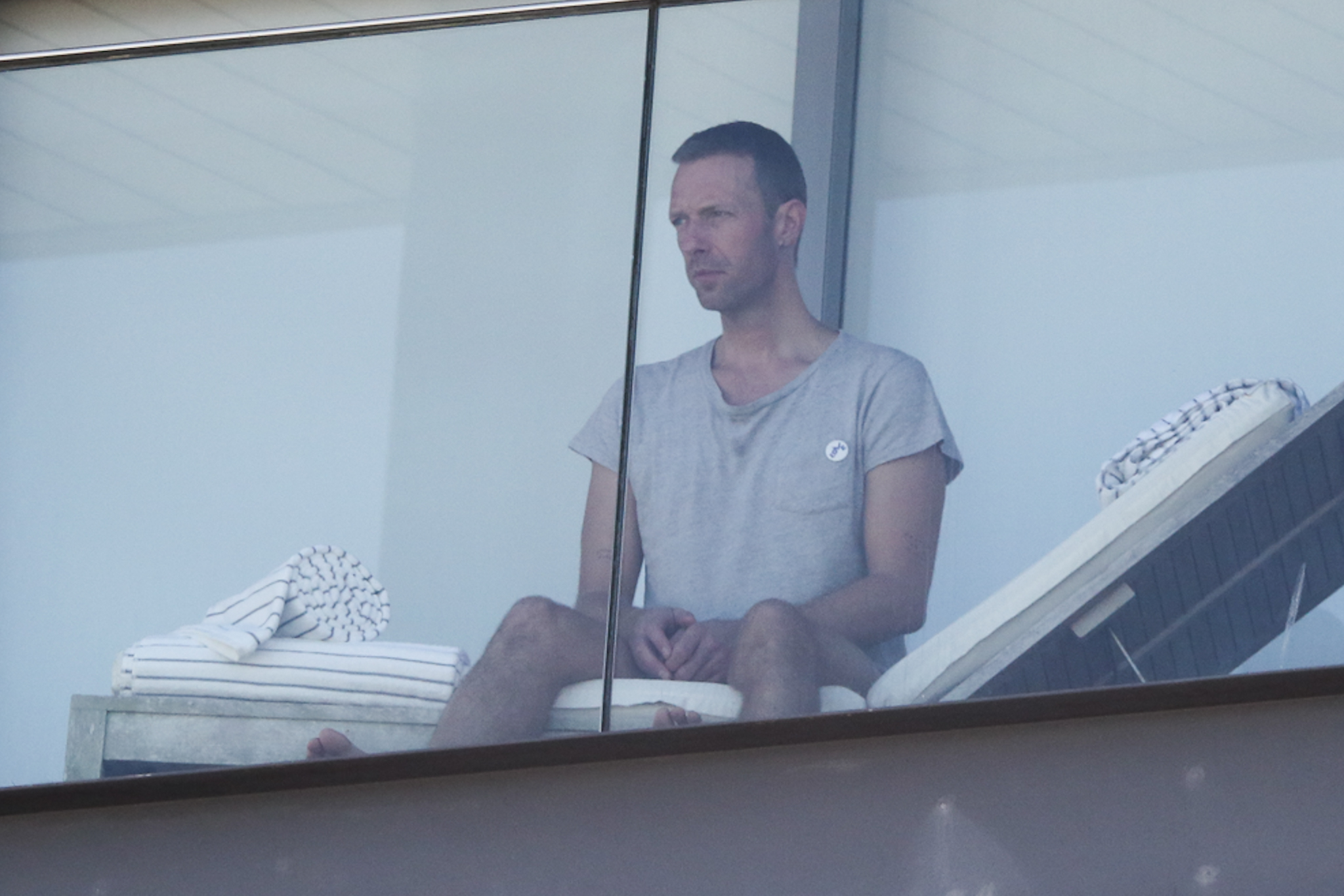 Chris Martin é flagrado à vontade, de shorts, na varanda de hotel do RJ ...