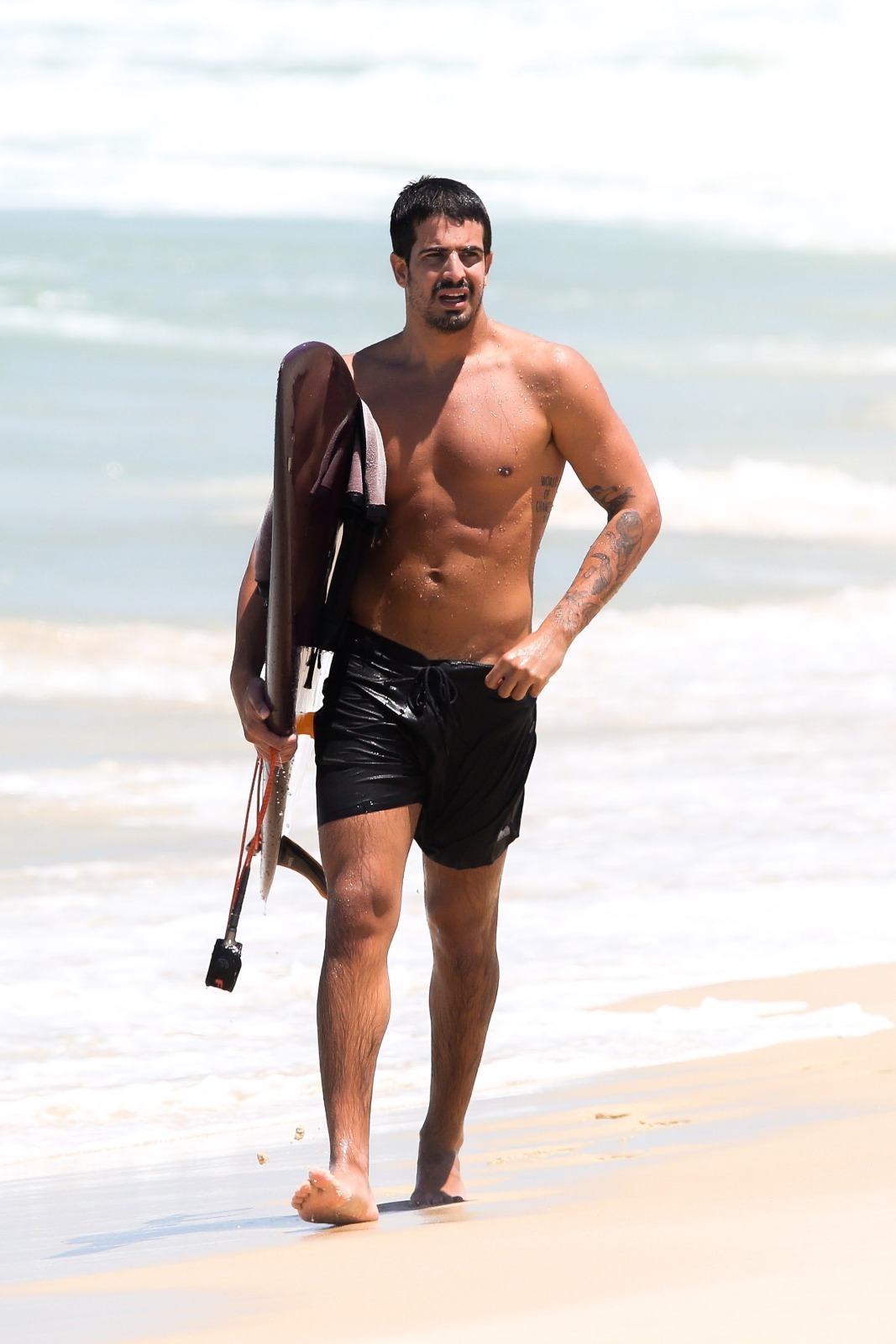 Enzo Celulari atrai olhares durante rara aparição em praia no Rio de ...