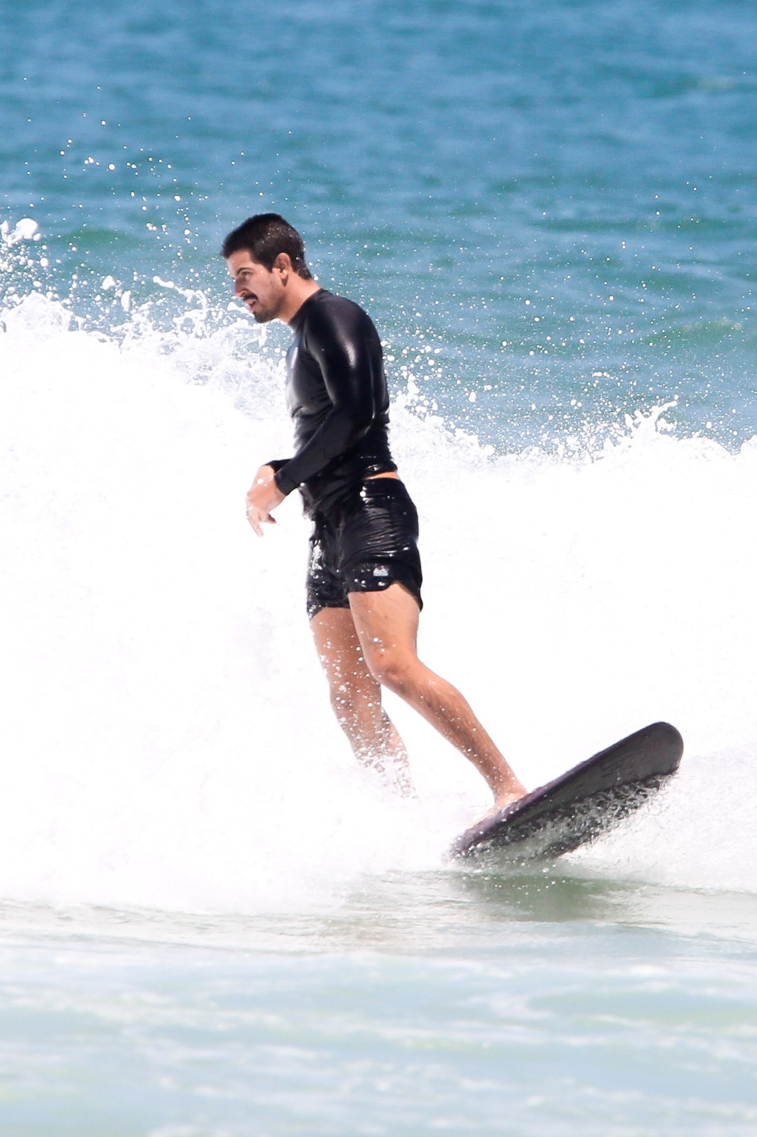Enzo Celulari atrai olhares durante rara aparição em praia no Rio de ...