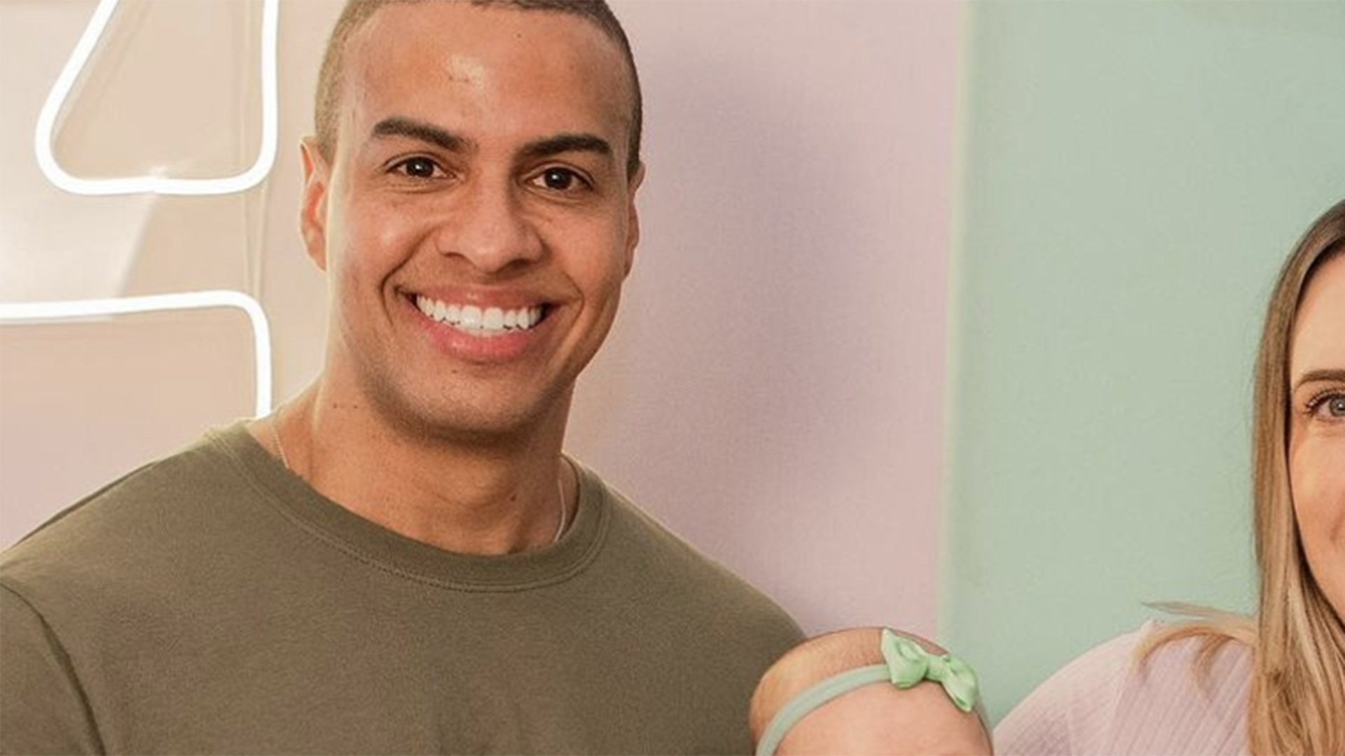 Thiago Oliveira exibe fotos inéditas com a filha e a esposa em data ...