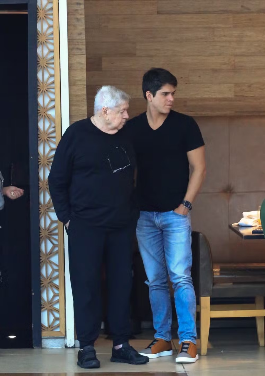 Boni esbanja simpatia em raríssima aparição com o filho caçula e a ...