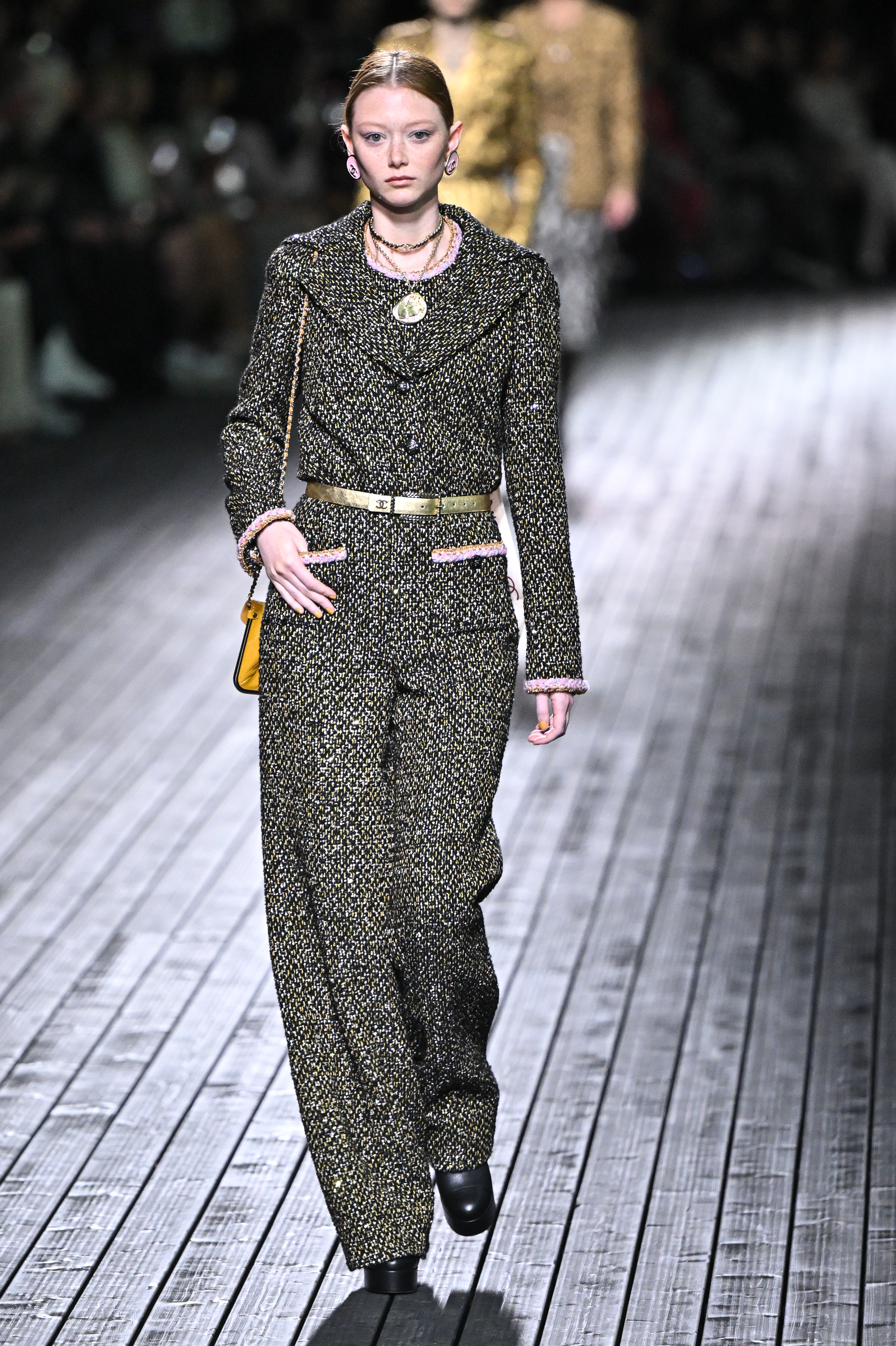 Chanel celebra força histórica e une décadas com essência da marca ...