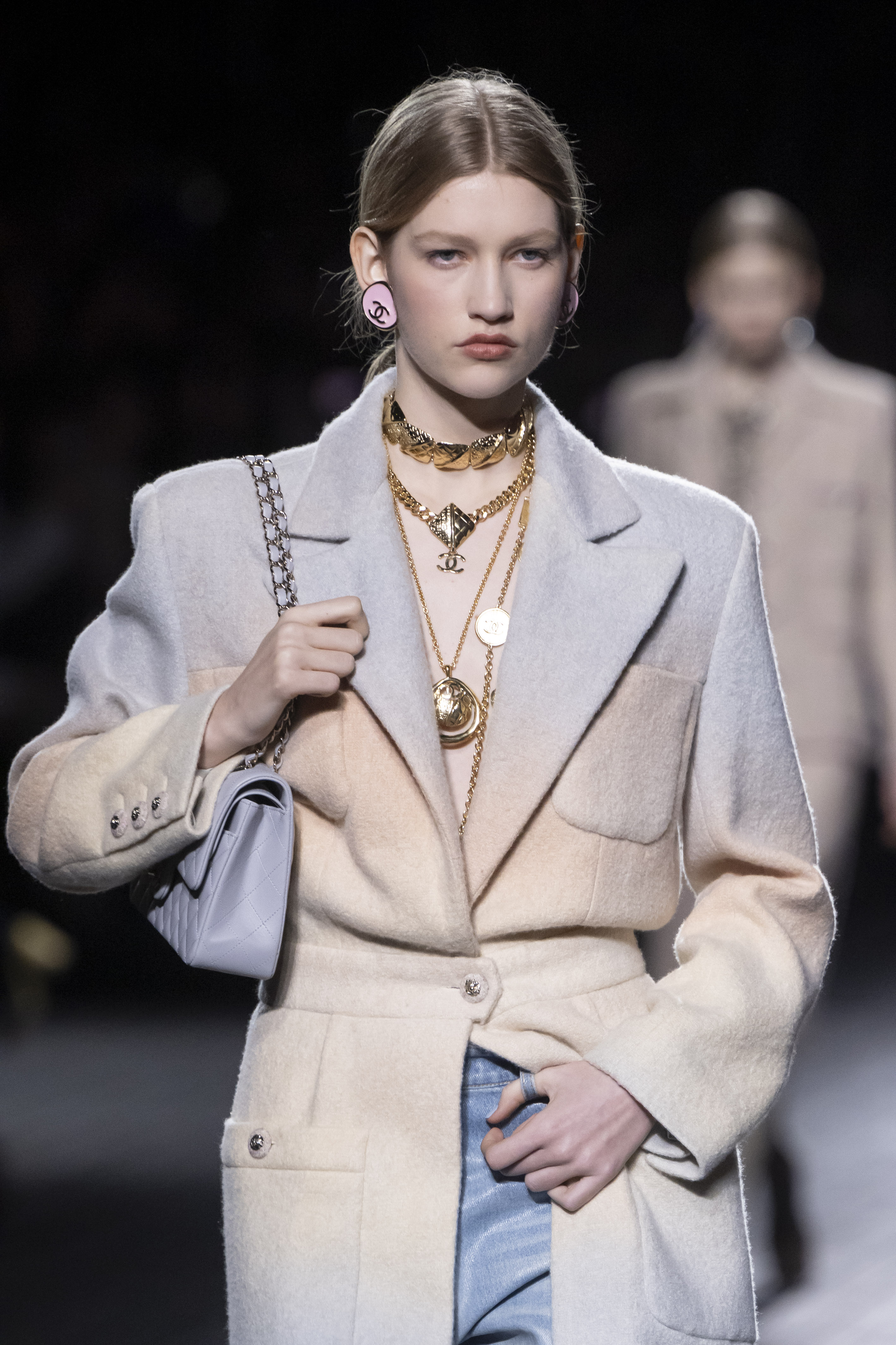 Chanel celebra força histórica e une décadas com essência da marca ...
