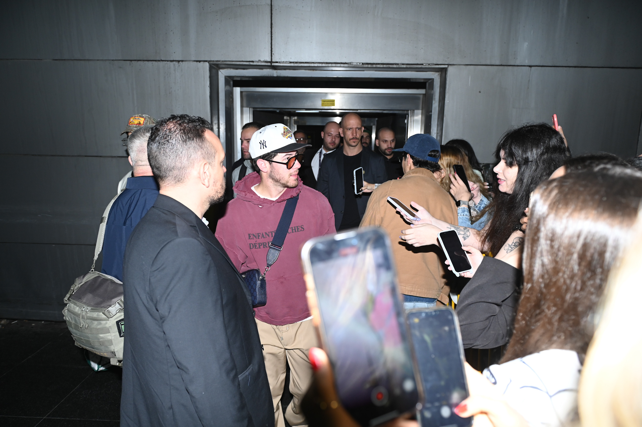 Jonas Brothers chegam ao Brasil para show. Veja como foi o desembarque ...