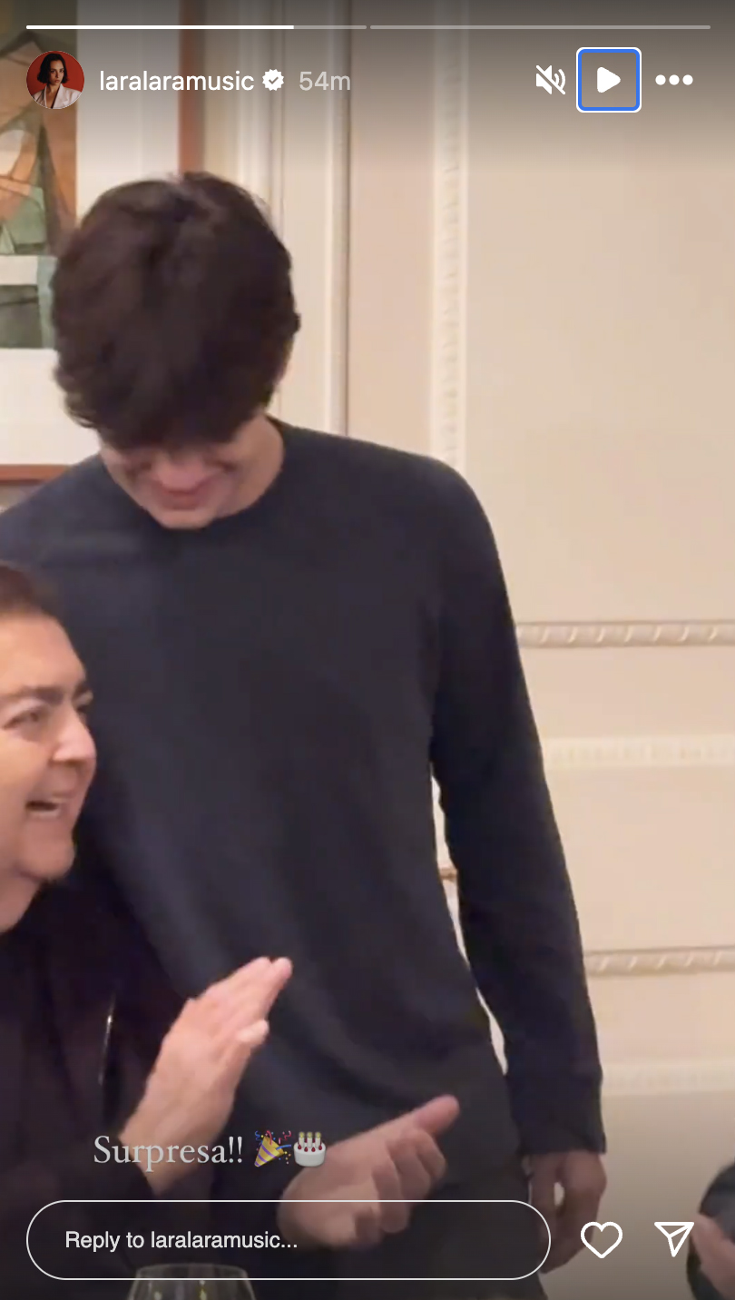 Faustão aparece em detalhe de imagem com o filho caçula - CARAS Brasil