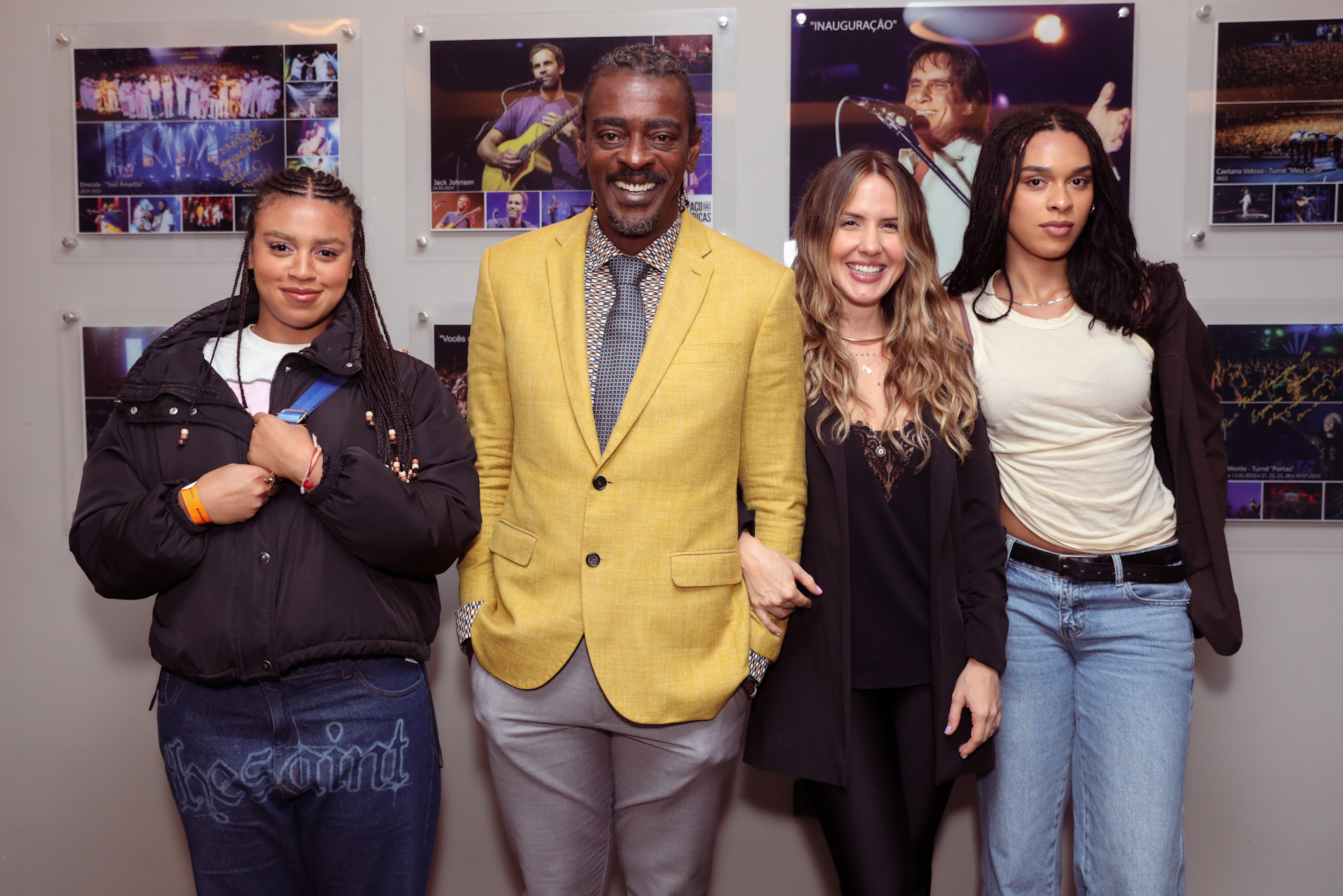 Seu Jorge faz rara aparição com esposa e filhas em show de Zeca ...