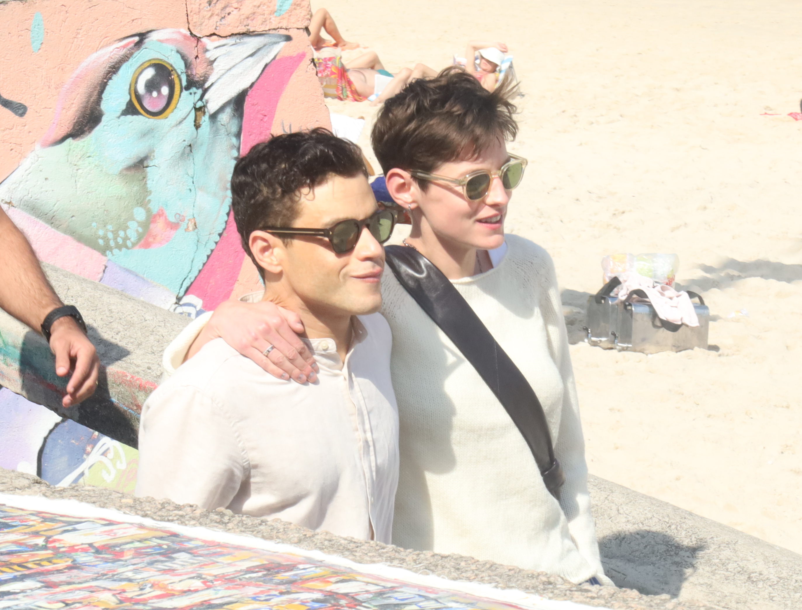 Rami Malek e Emma Corrin curtem dia na praia do Rio de Janeiro - CARAS ...