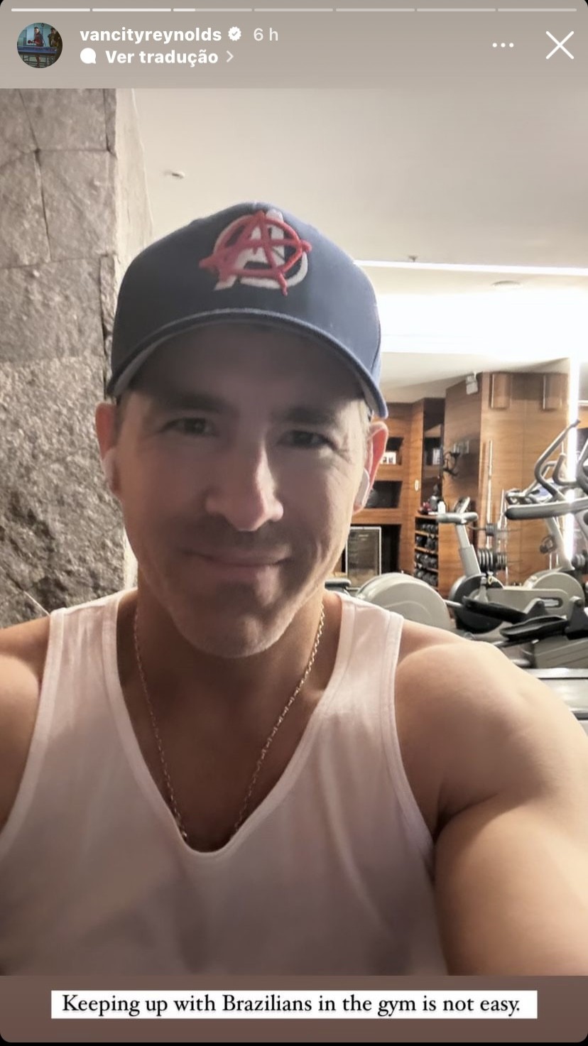 Ryan Reynolds curte estadia no Rio de Janeiro e joga bola no Maracanã ...
