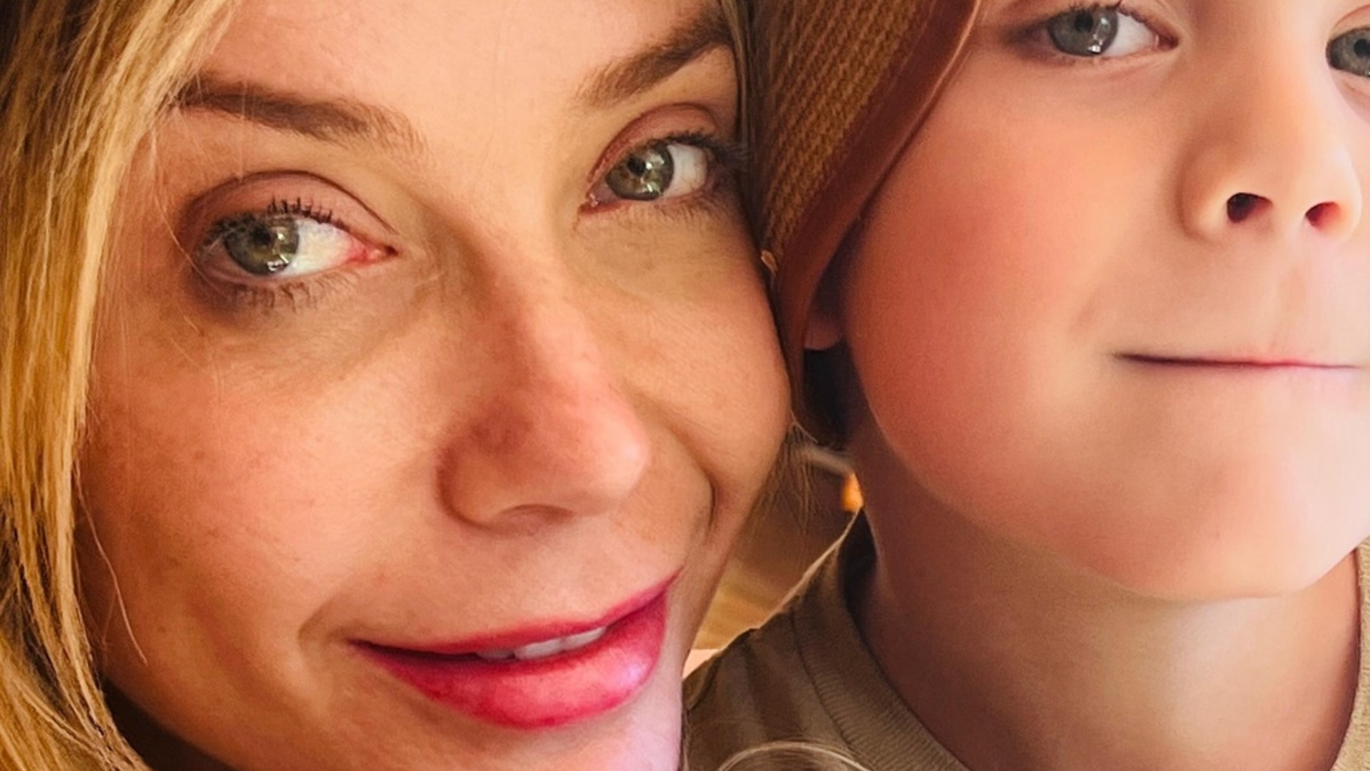 Luiza Possi encanta ao surgir agarradinha com os filhos: "Meus amores ...