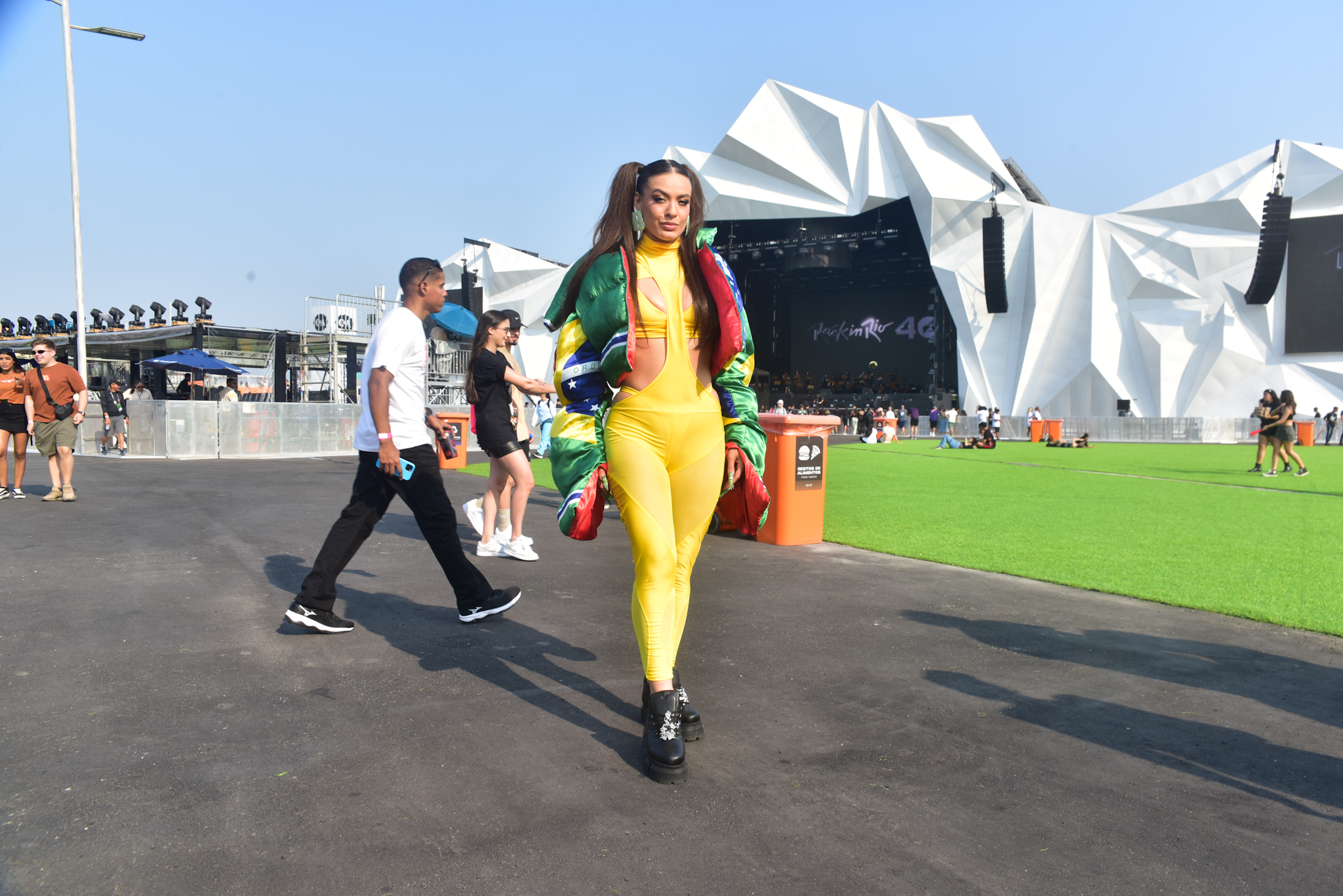 Beatriz Reis escolhe look verde e amarelo para o Rock In Rio - CARAS Brasil
