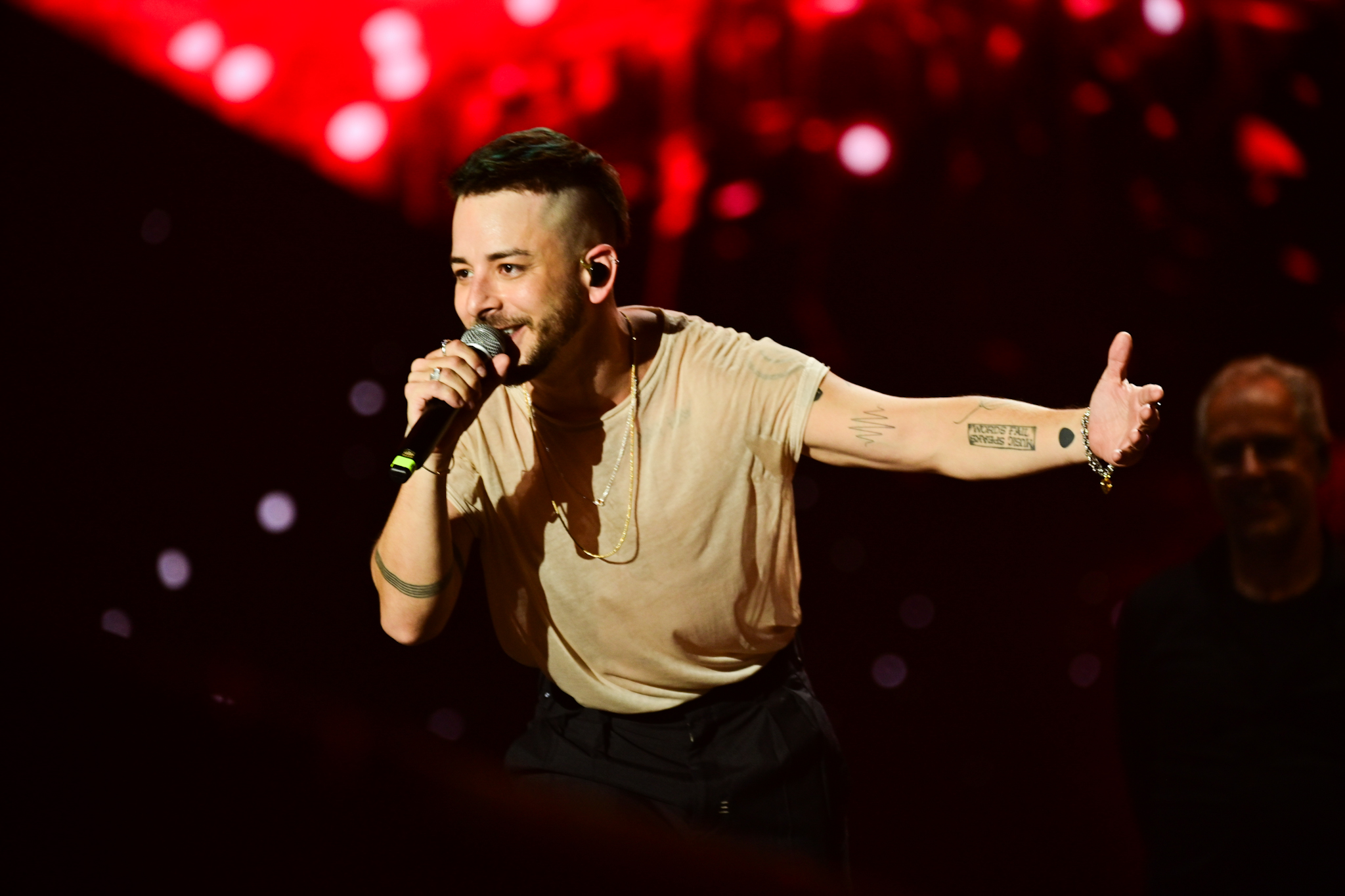 Junior aposta em camiseta com transparência no Rock in Rio. Saiba o ...