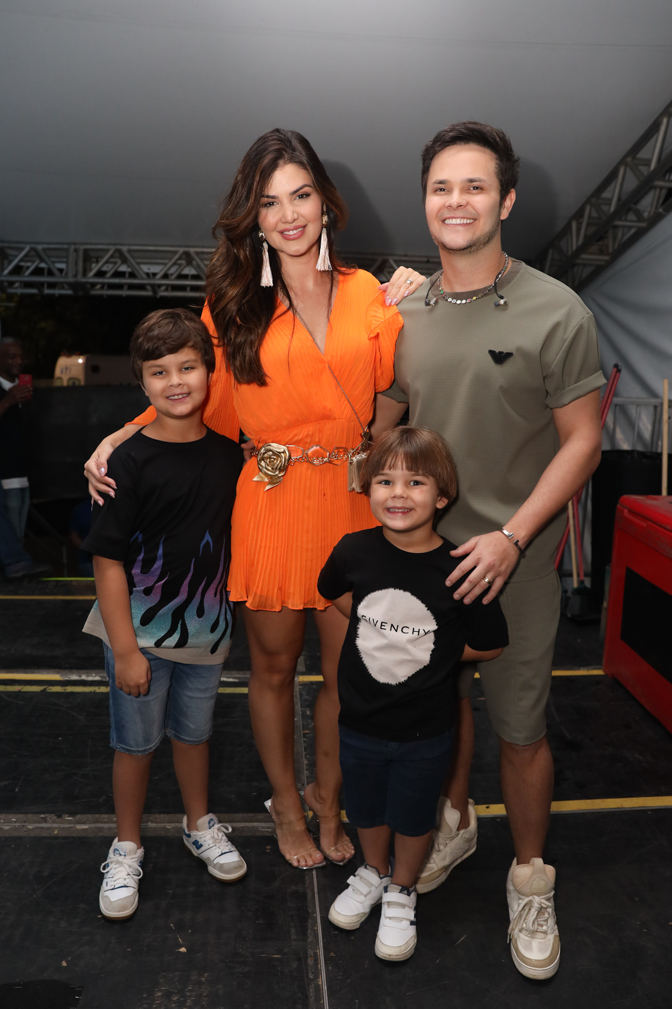 Matheus e Kauan fazem rara aparição com os filhos em show - CARAS Brasil