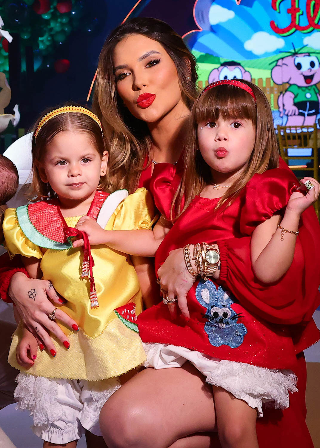 Virginia Fonseca e Zé Felipe posam com os filhos em festa de Maria Flor ...