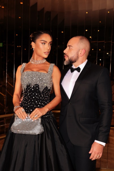 Tati Barbieri usa vestido de R$ 21 mil com 6 mil cristais - CARAS Brasil