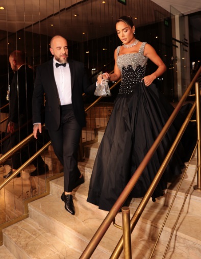 Tati Barbieri usa vestido de R$ 21 mil com 6 mil cristais - CARAS Brasil