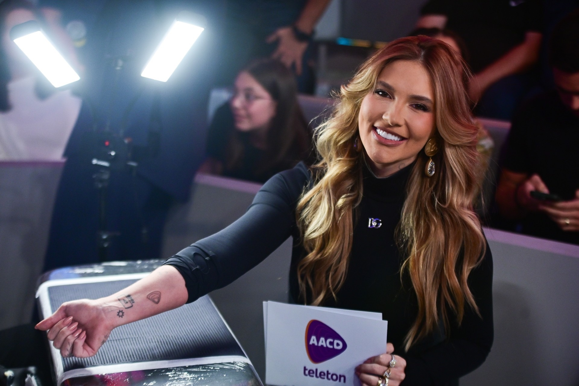Virginia Fonseca faz tatuagem no Teleton em homenagem especial ...