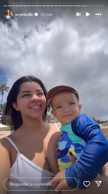 Ary Mirelle exibe barriguinha da segunda gravidez em dia de praia ...