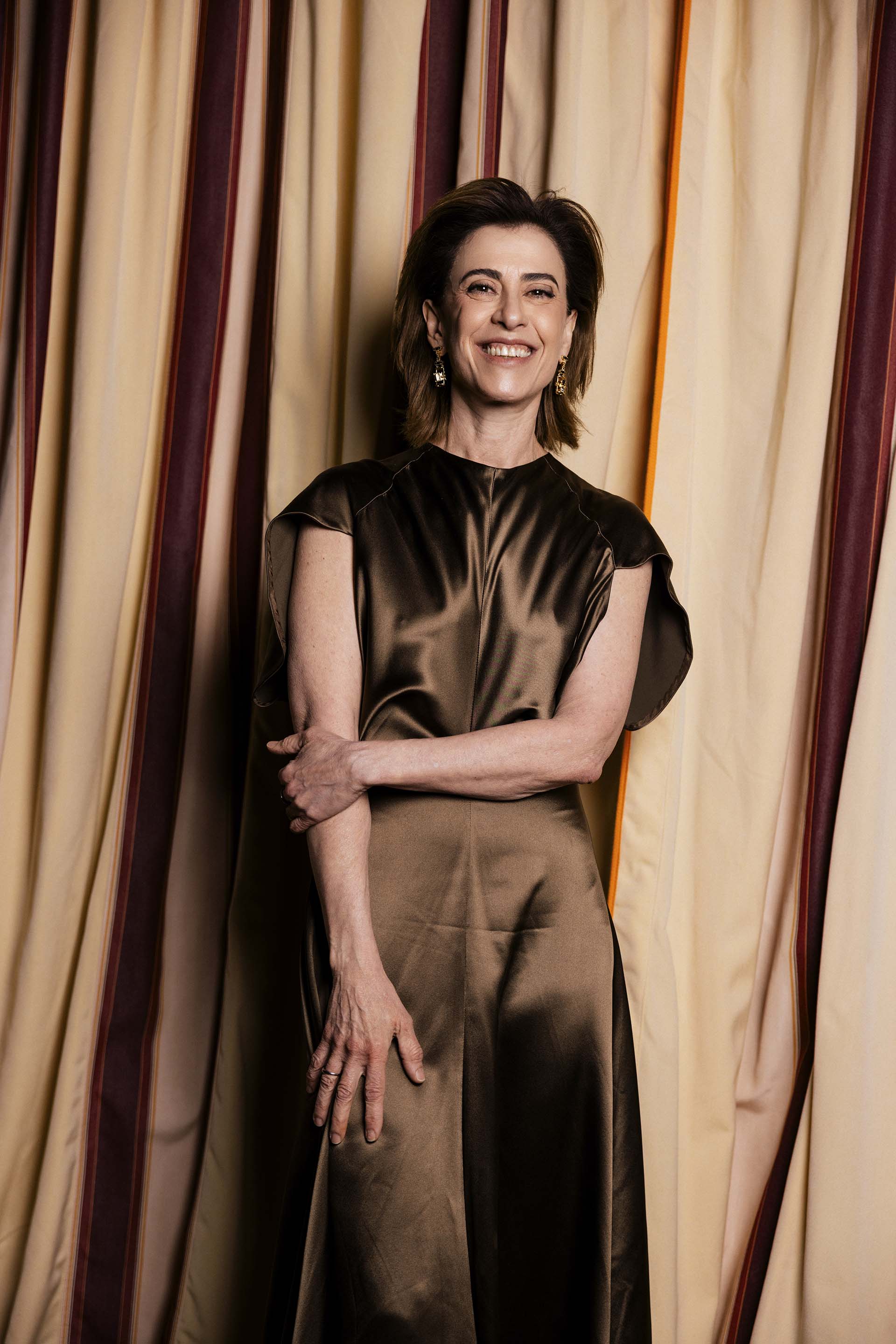 Fernanda Torres surge deslumbrante em jantar do elenco do filme Ainda ...