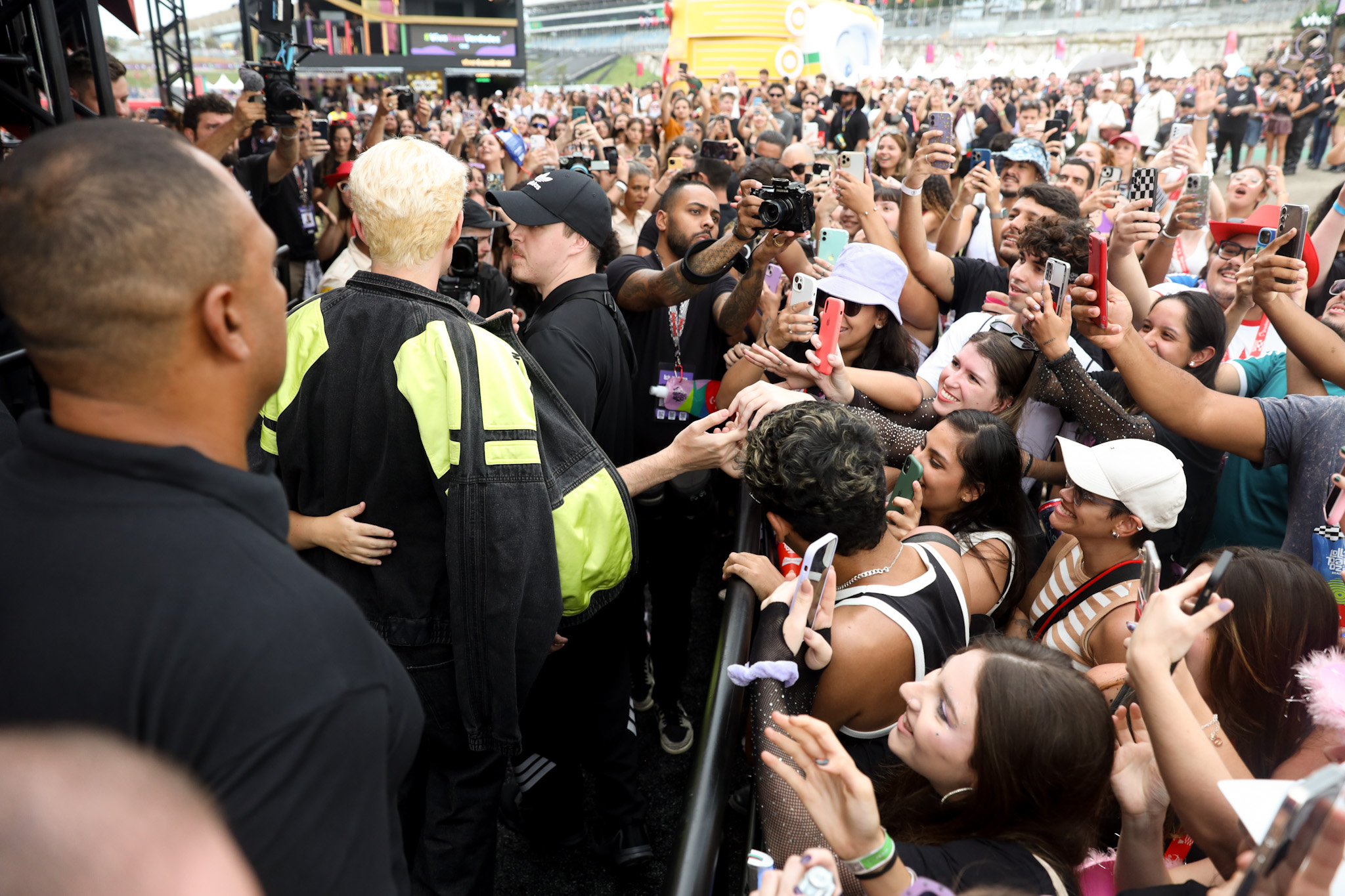 Jão causa tumulto com sua chegada no Lollapalooza 2025 - CARAS Brasil