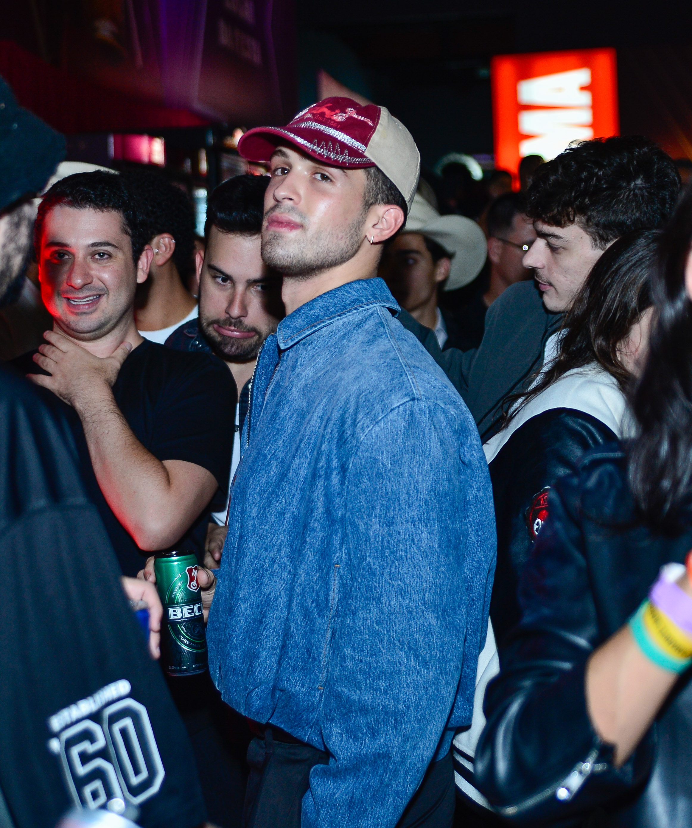 Solteiro João Guilherme Se Joga Na Noitada Com Os Amigos Caras Brasil