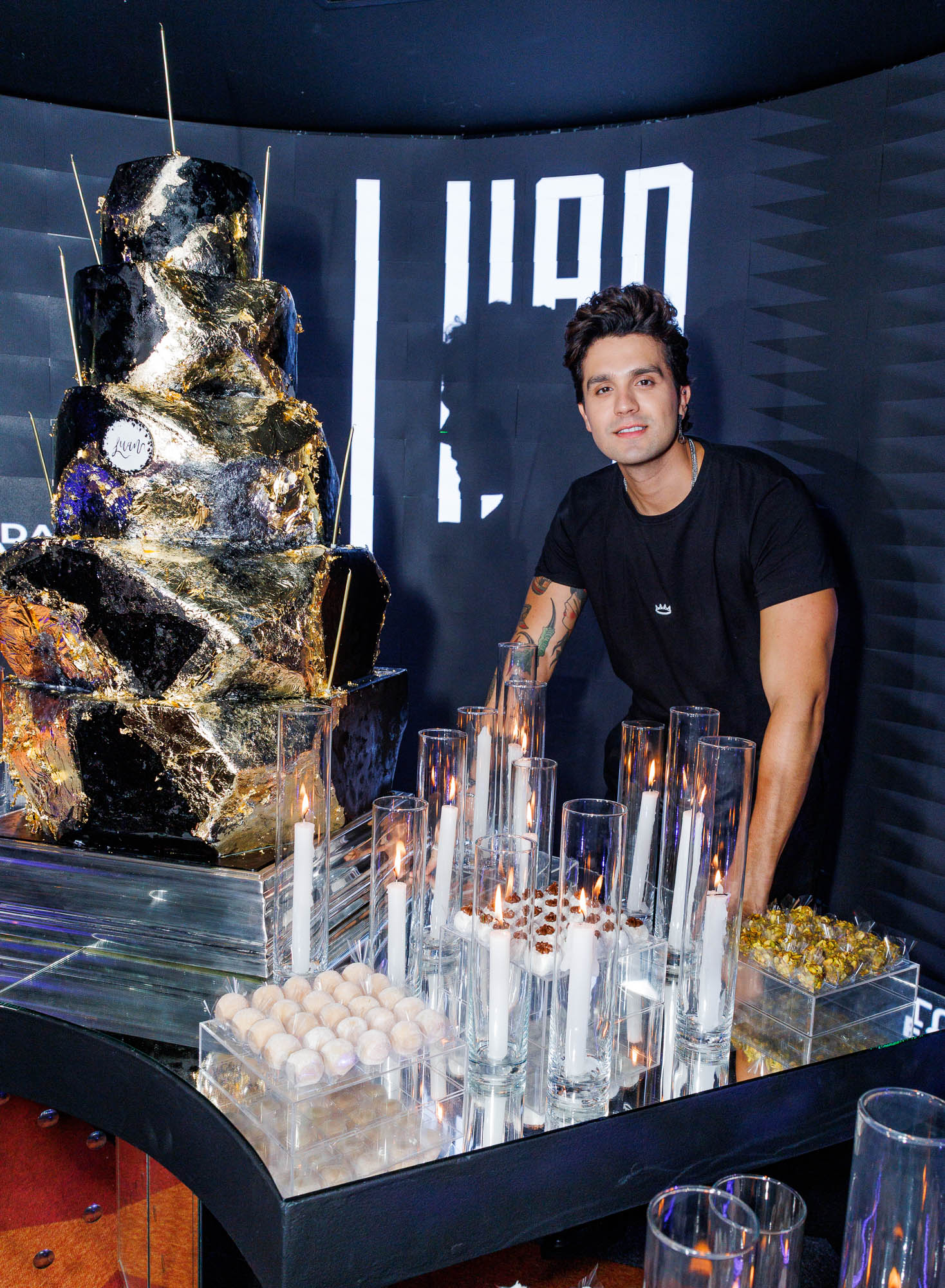 Luan Santana celebra seu aniversário com bolo diferentão - CARAS Brasil
