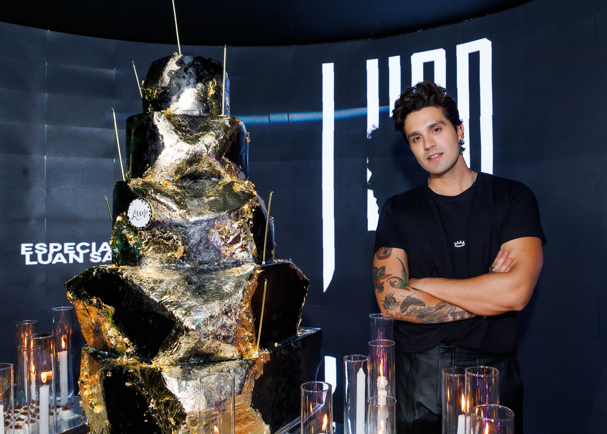 Luan Santana celebra seu aniversário com bolo diferentão - CARAS Brasil
