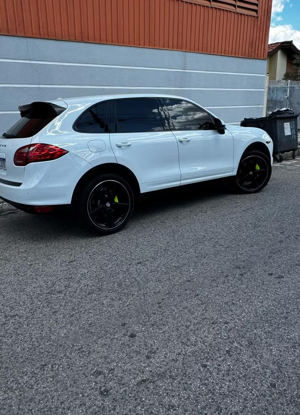 Viih Tube presenteia o pai com carro de luxo durante almoço de Páscoa ...