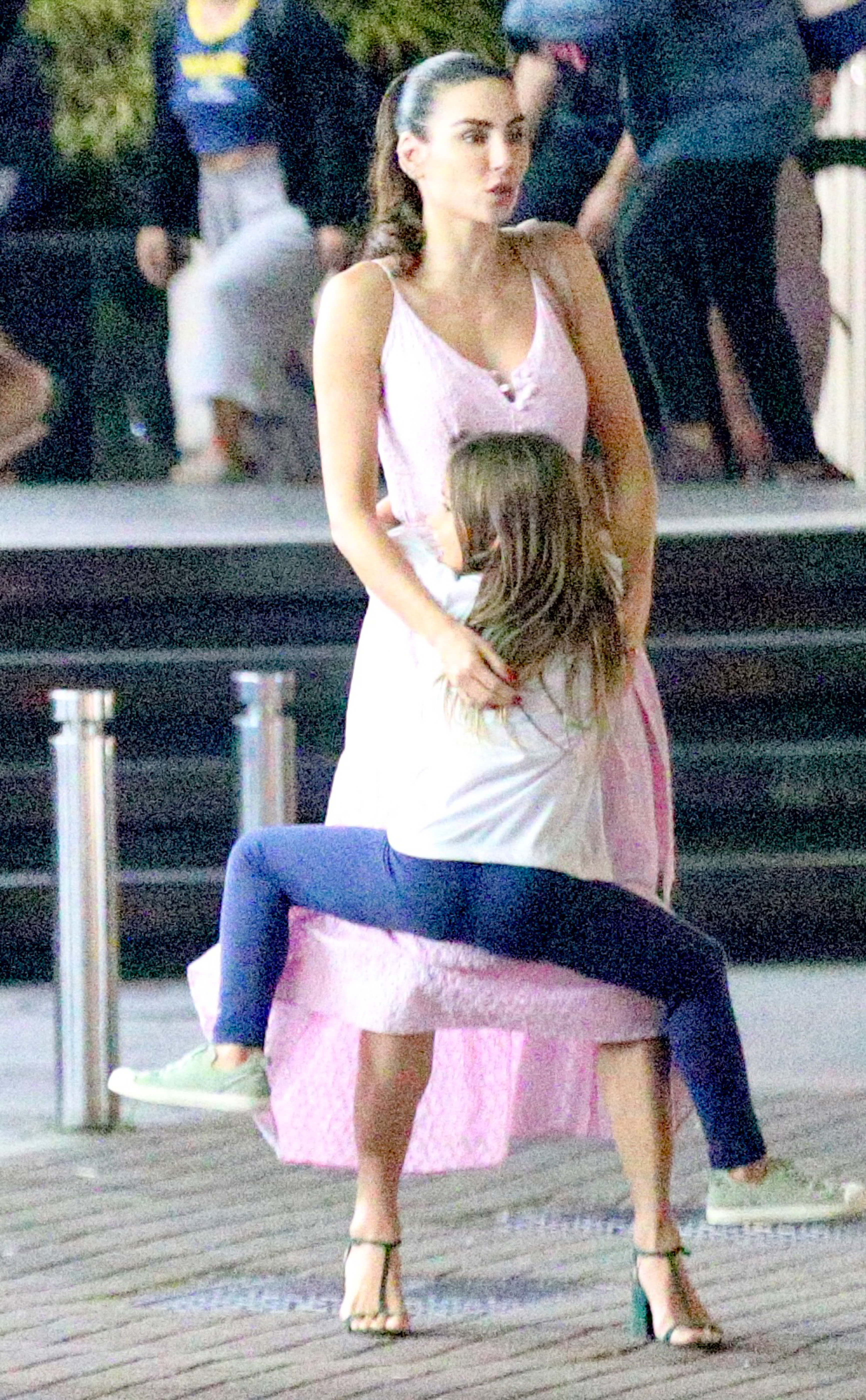 Mel Fronckowiak faz aparição rara com a filha em cinema no RJ - CARAS ...