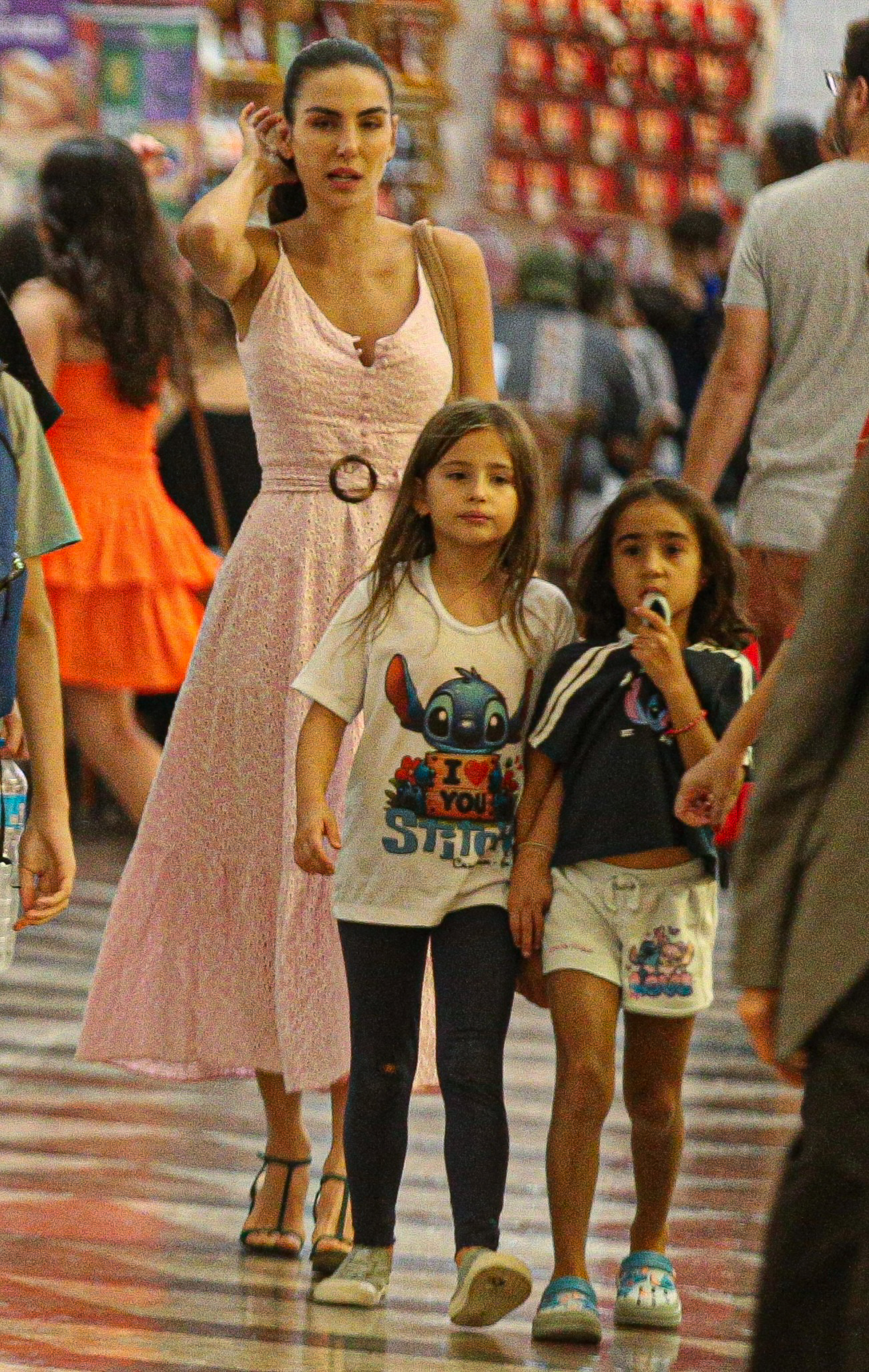 Mel Fronckowiak faz aparição rara com a filha em cinema no RJ - CARAS ...