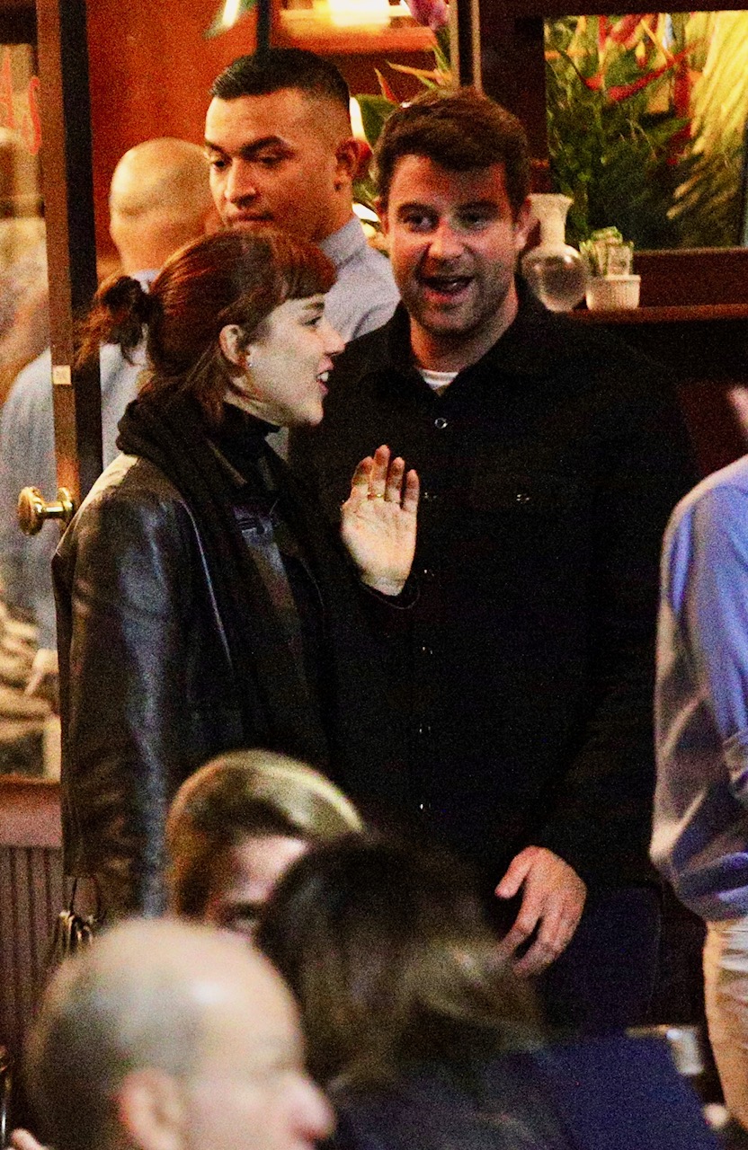 Quem é? Alice Wegmann é fotografada aos beijos com affair em ...