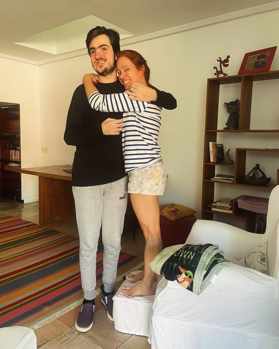 Bel Kutner sobe em banquinho para abraçar o filho, que está enorme ...