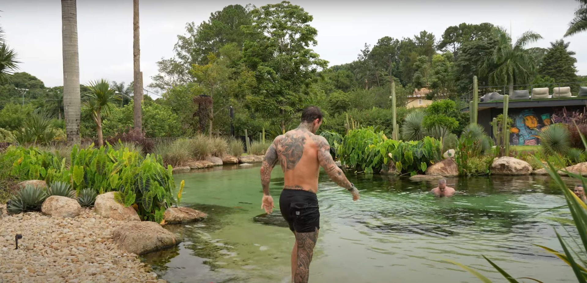 Você sabia? Mansão de Felipe Titto possui lago artificial; veja ...