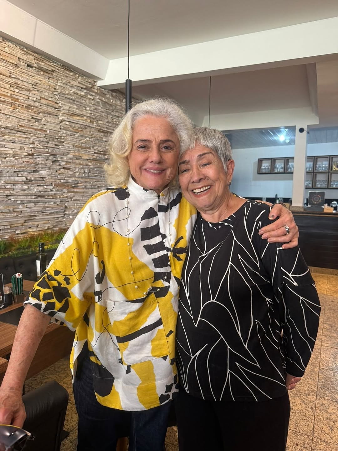 Marieta Severo reencontra Marcos Oliveira durante visita ao Retiro dos ...